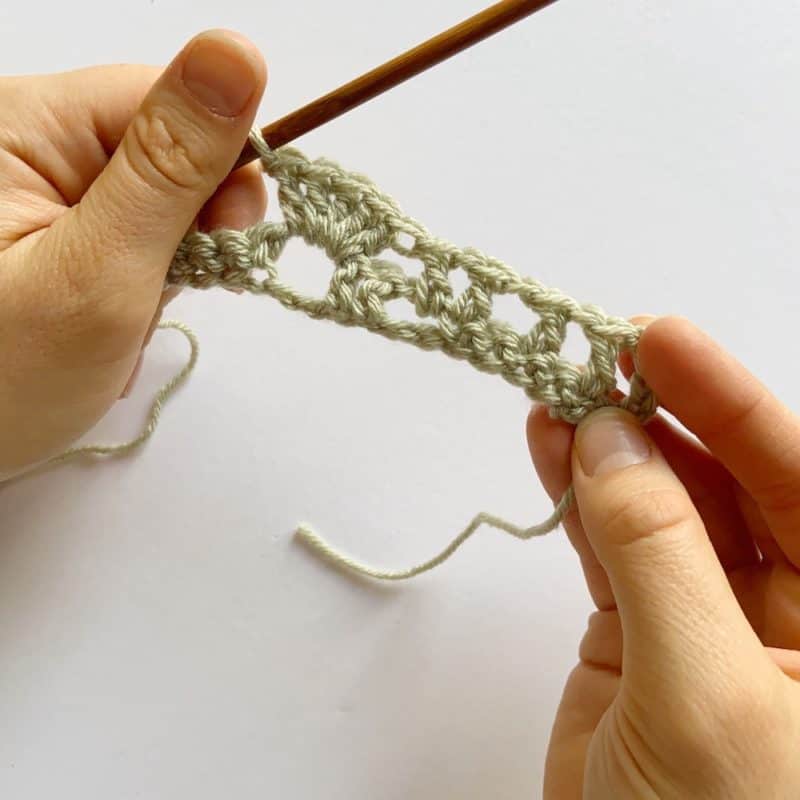 Learn the delicate and easy Lacy Wave Crochet Stitch | HanJan Crochet