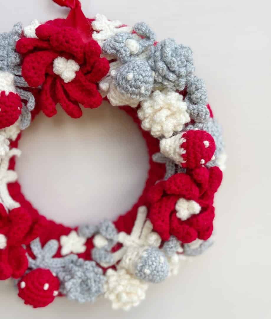 Christmas Crochet Wreath Pattern (woodland theme)